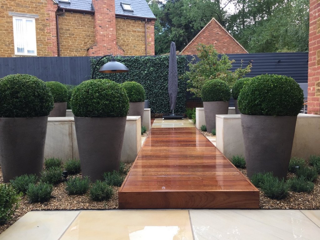 Linear modern courtyard garden | Inspired Gardens