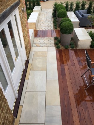 Linear modern courtyard garden | Inspired Gardens