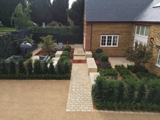 Linear modern courtyard garden | Inspired Gardens