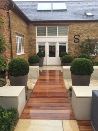 Linear modern courtyard garden | Inspired Gardens